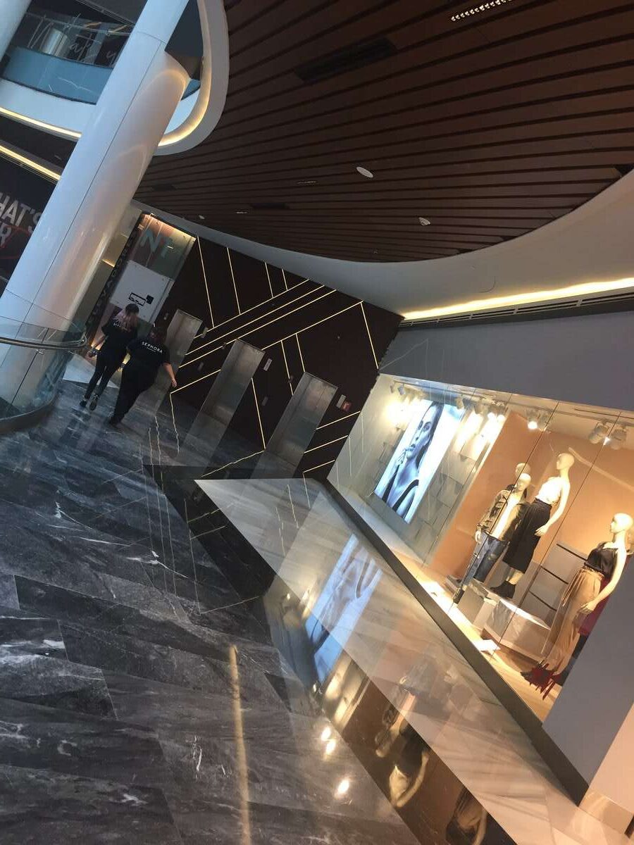 Plafones lineales de aluminio y PVC – El Cerramiento