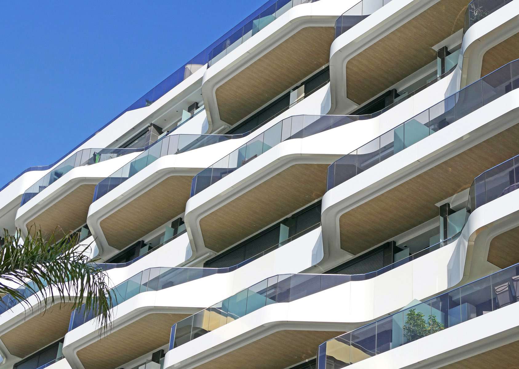 Plafones lineales de aluminio y PVC – El Cerramiento